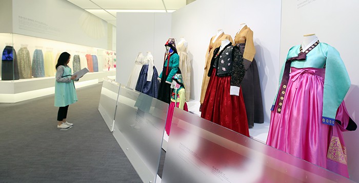 Special exhibition spotlights 70-year history of traditional Hanbok ...