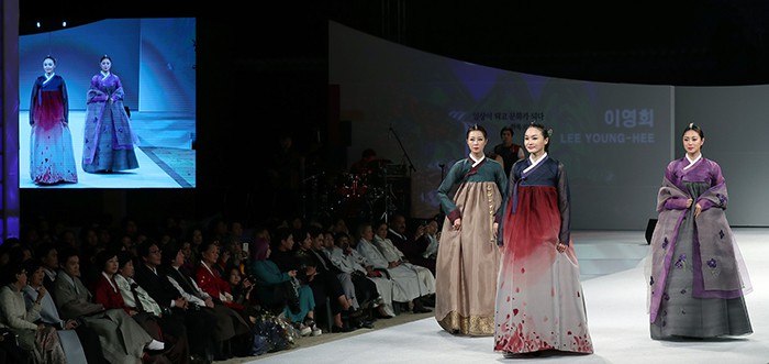 Gyeongbokgung Palace hosts Hanbok fashion show | Gangnam.com