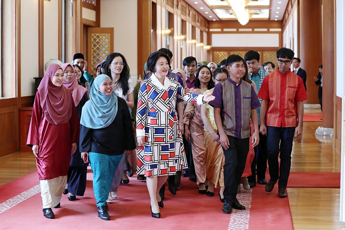 First lady hosts luncheon for int’l students from Brunei, Malaysia ...
