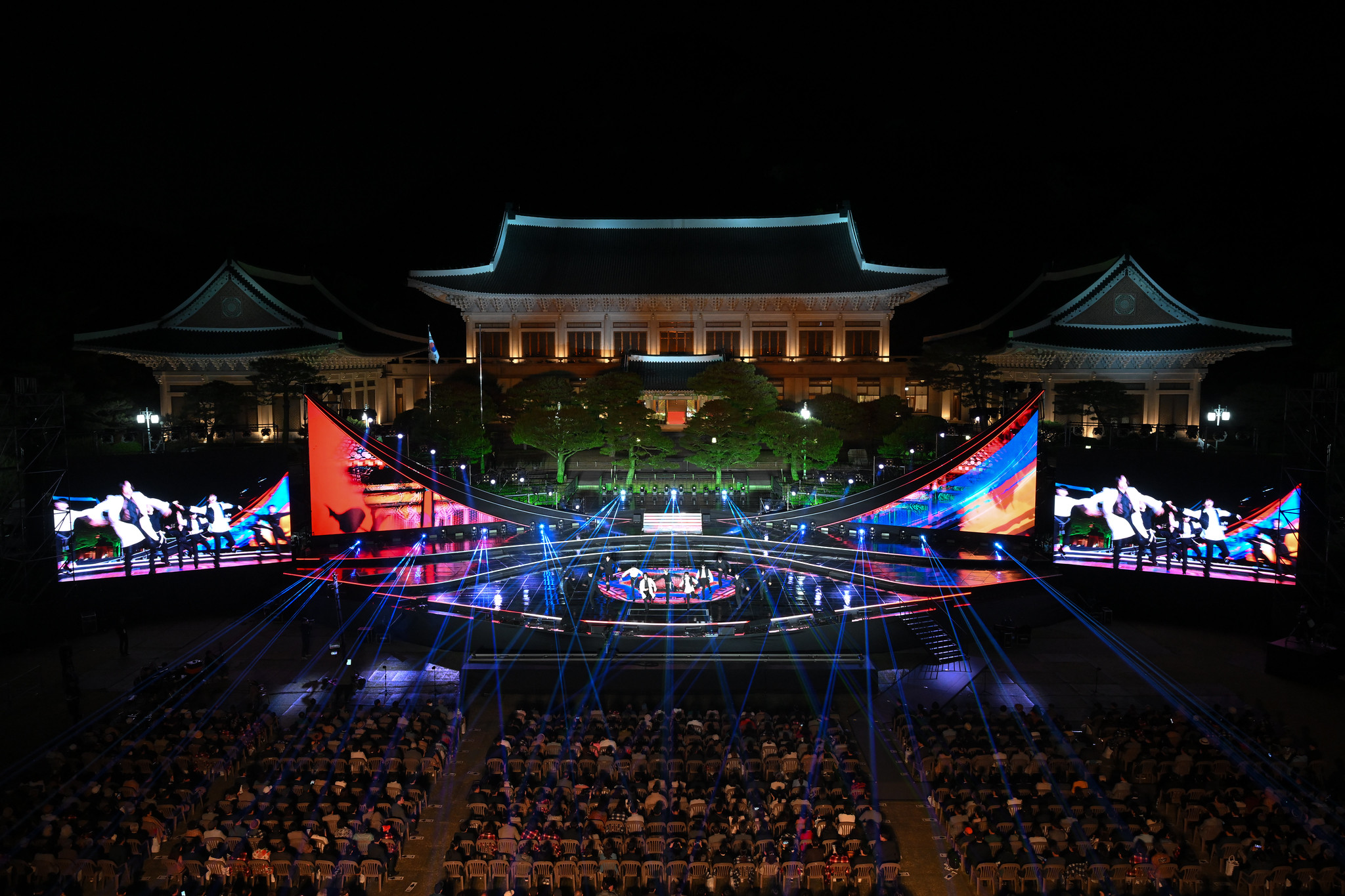 President attends concert marking 1st year of Cheong Wa Dae’s opening ...